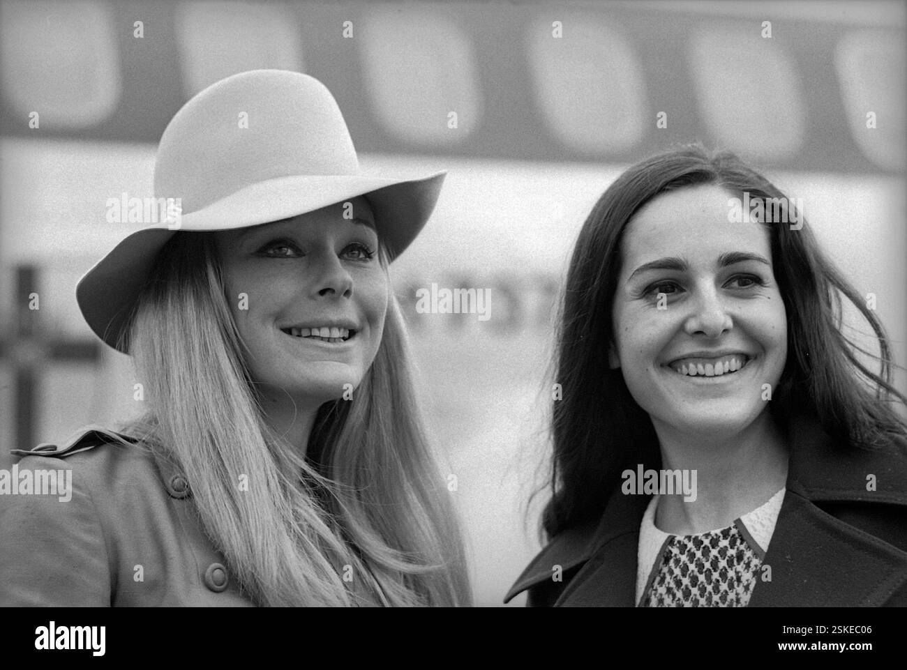 Schauspielerin Elke Sommer und Paola del Medico, Zürich-Kloten 1969# ...