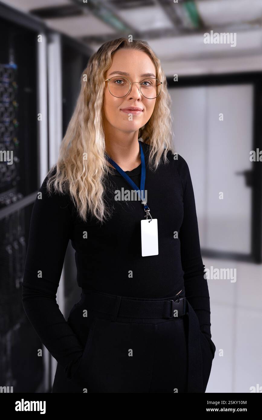 IT-Profi im Rechenzentrum mit selbstbewusstem Ausdruck und ...