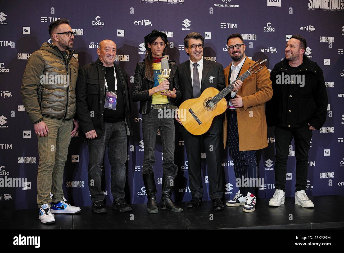 Sanremo, Italien. Februar 2025. Lucio Corsi erhält den Assomusica-Preis ...