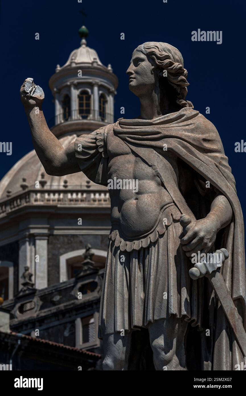 Der frühchristliche Heilige Attalus steht vor der Kathedrale St. Agatha ...