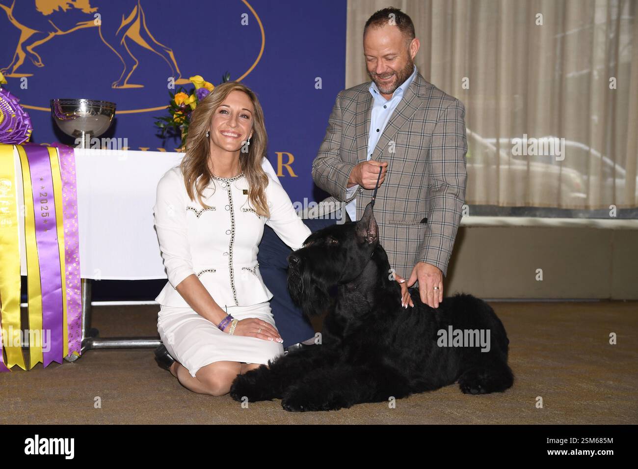 New York, USA. Februar 2025. Katie Bernardin (r) und ihr Mann Adam ...