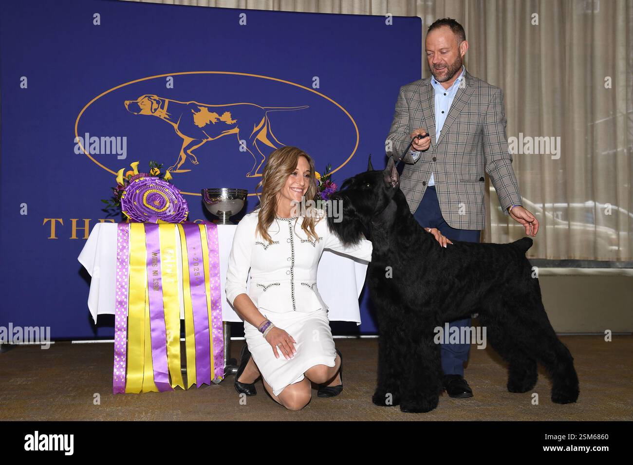 New York, USA. Februar 2025. Katie Bernardin (r) und ihr Mann Adam ...