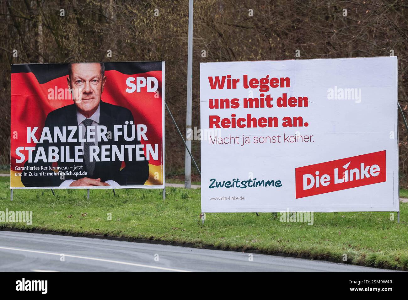Wahlplakate - Bundestagswahl 2025 am 11.02.2025 in Herne Links: Ein Wahlplakat der SPD ...