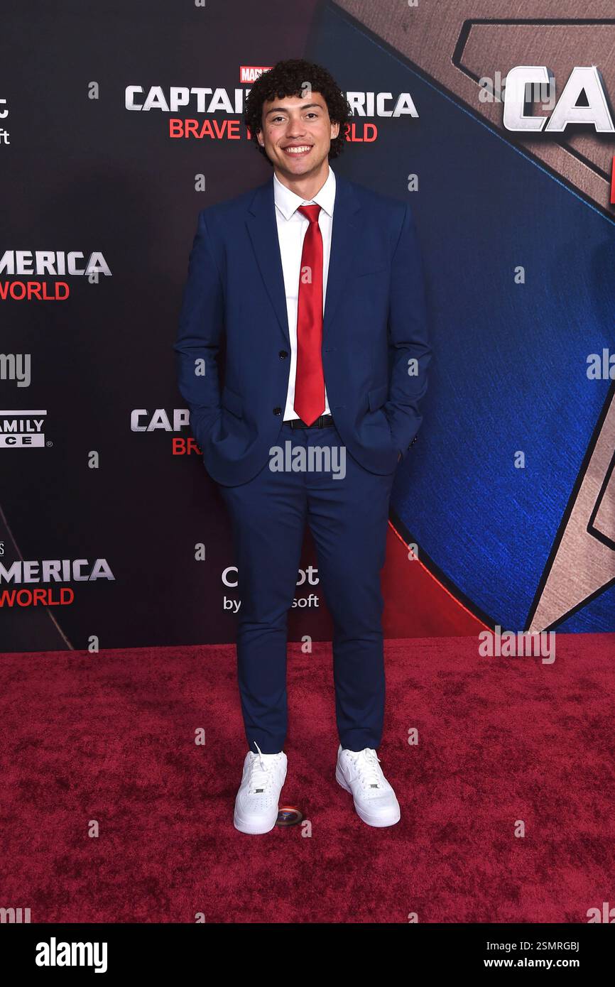 Coco Chica bei der Weltpremiere des Kinofilms 'Captain America: Brave ...