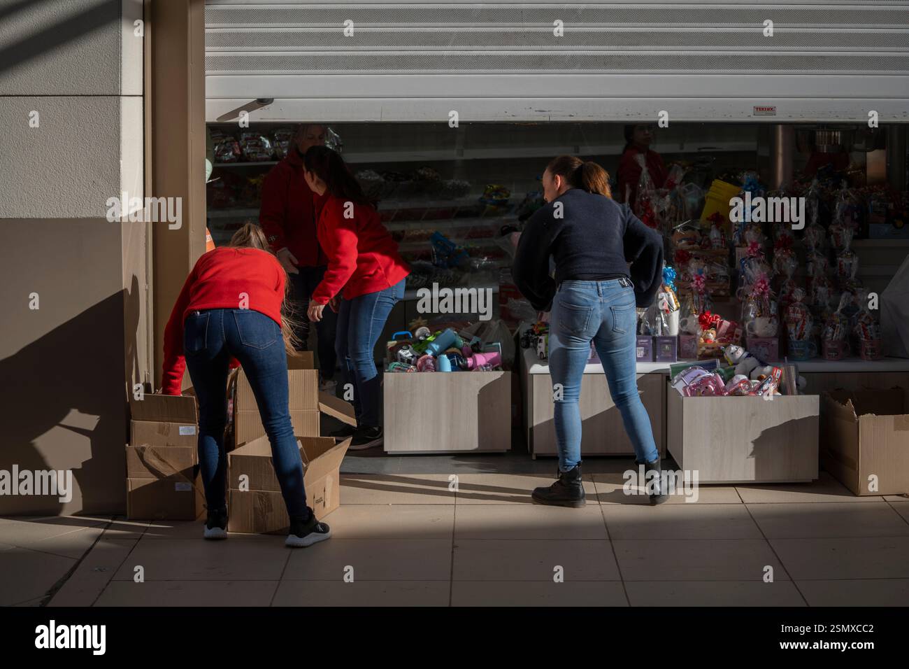 Customers and visitors during the reopening of most of the stores of ...
