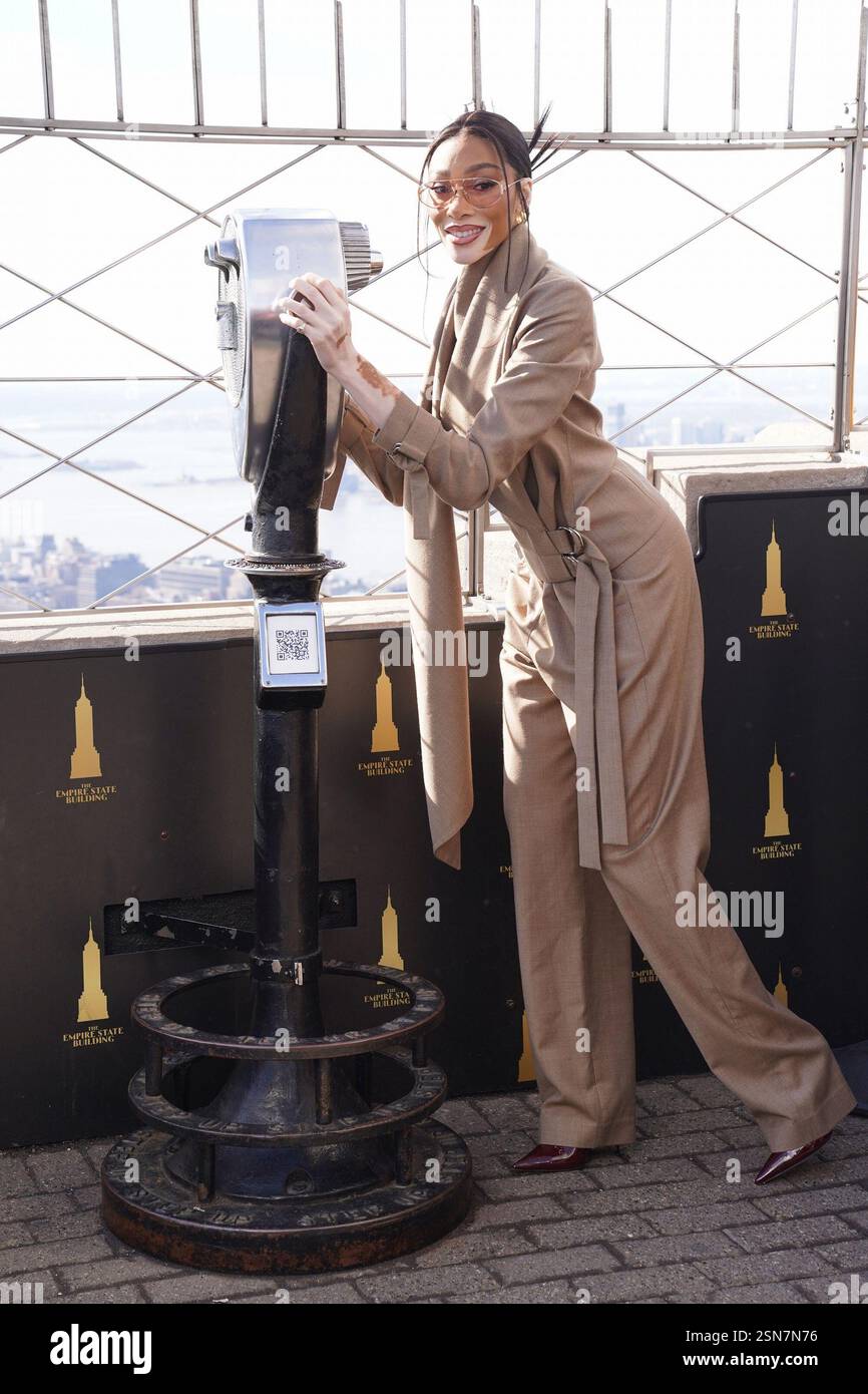 Winnie Harlow feiert die New York Fashion Week im Herbst 2025 im Empire ...