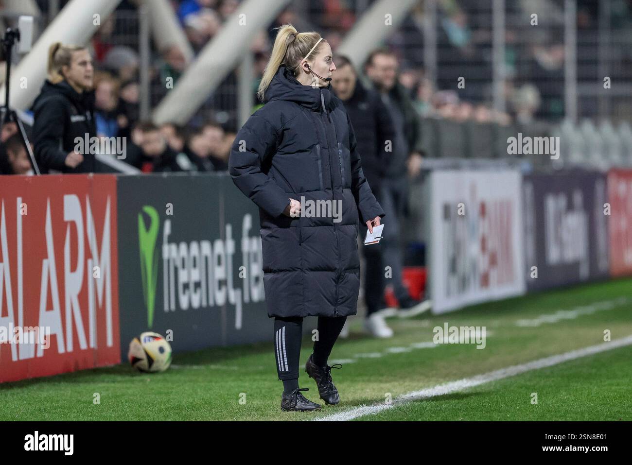 Leverkusen, Deutschland. Februar 2025. v.li.: Vierte Offizielle (4 ...