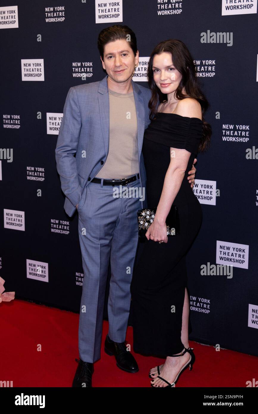 Michael Zegen, Jennifer Damiano bei Ankunft für New York Theatre ...