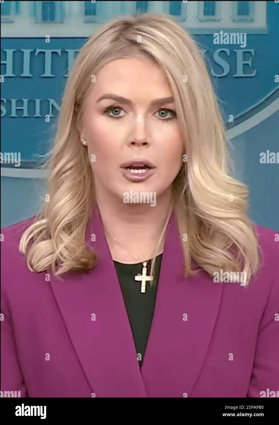 KAROLINE LEAVITT US-Fernsehmoderatorin in einem Foto von 2025 als Pressesprecherin des Weißen ...