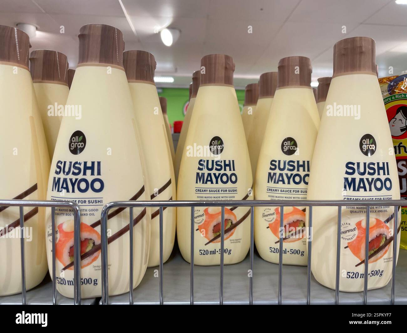 Eine Nahaufnahme zeigt mehrere Flaschen aller Groo Sushi Mayoo, eine ...