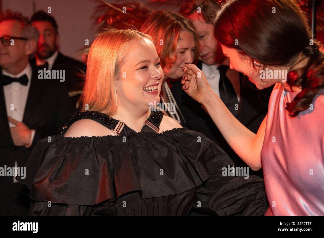 Dublin, Irland – 14. Februar 2025 – Nicola Coughlan auf dem roten ...