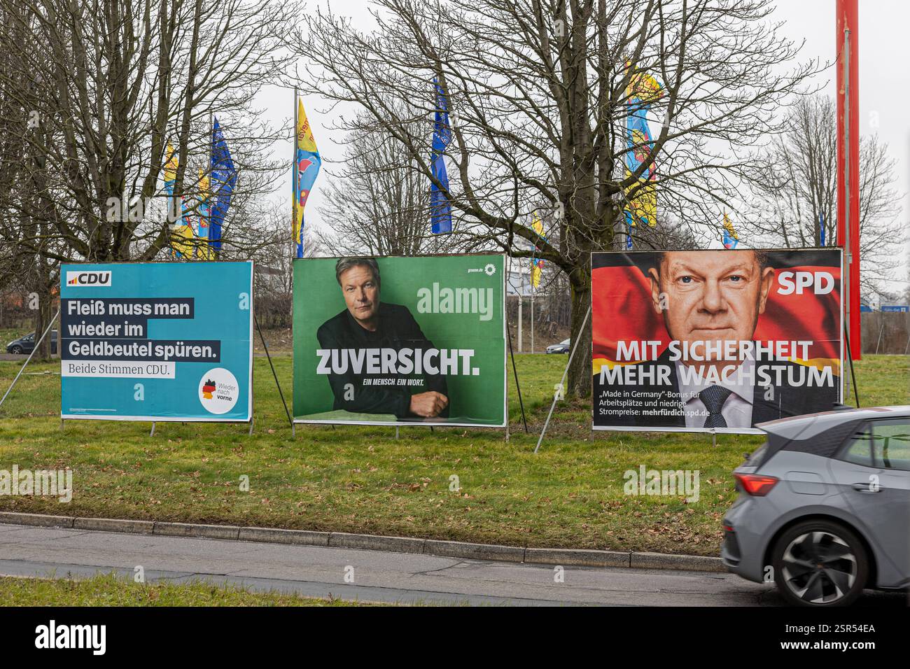 Wahlplakate zur Bundestagswahl 2025 in Bonn - 14.02.2025 Großflächenplakate von CDU, die Grünen ...