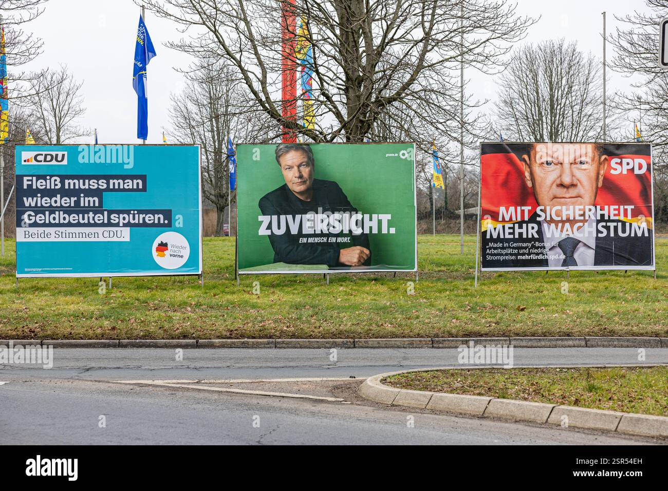 Wahlplakate zur Bundestagswahl 2025 in Bonn - 14.02.2025 Großflächenplakate von CDU, die Grünen ...