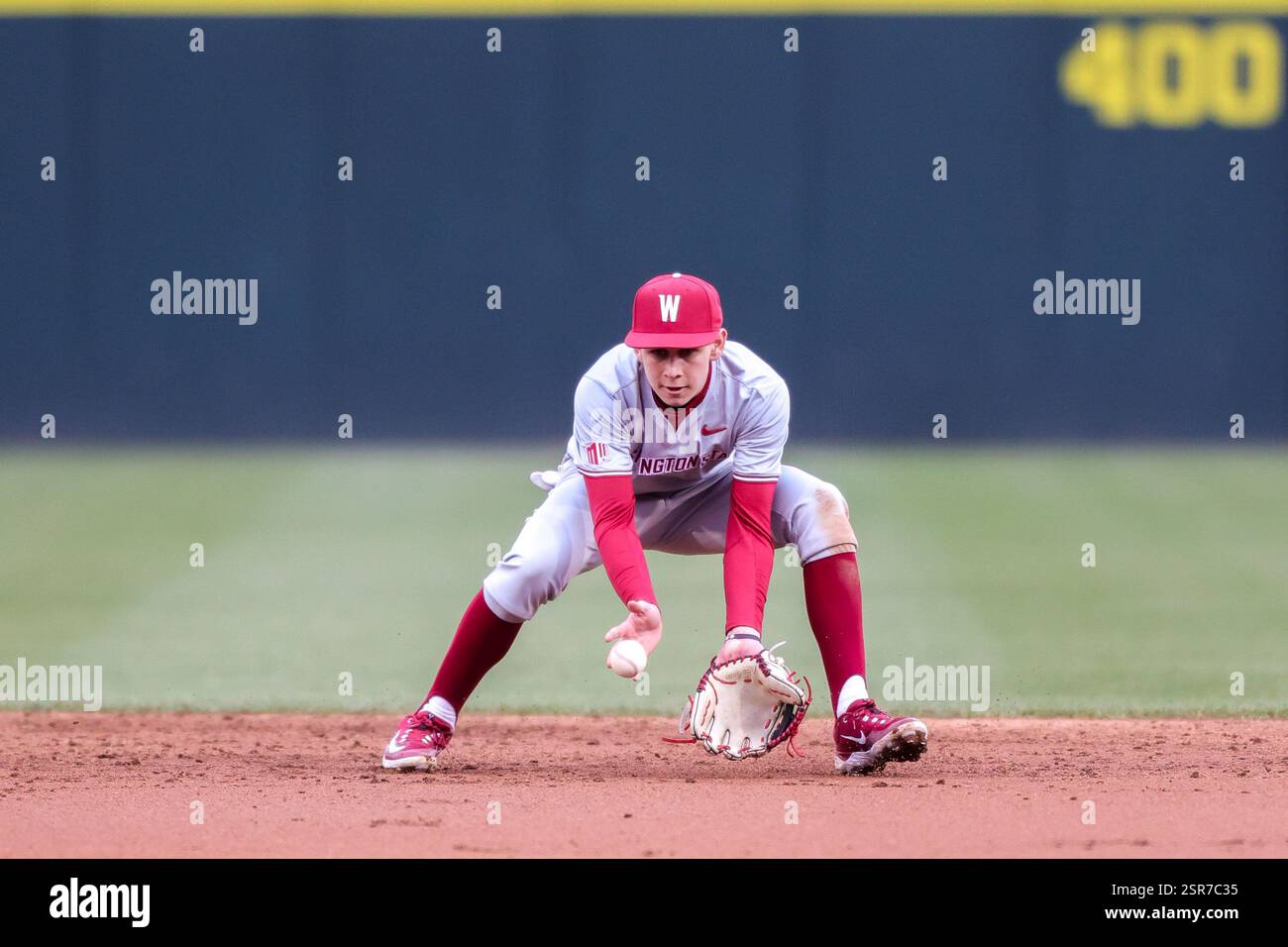 14. Februar 2025: Cougars-Infield Ollie Obenour (8) lässt sich vor ...