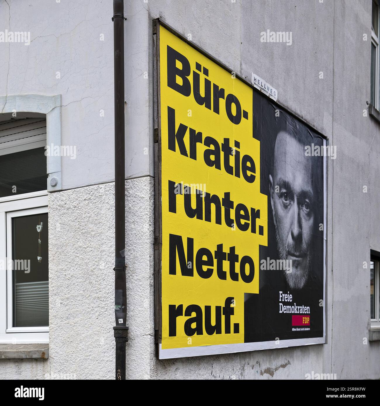 Großes FDP-Wahlplakat mit Christian Lindner und den Worten Buerokatie ...