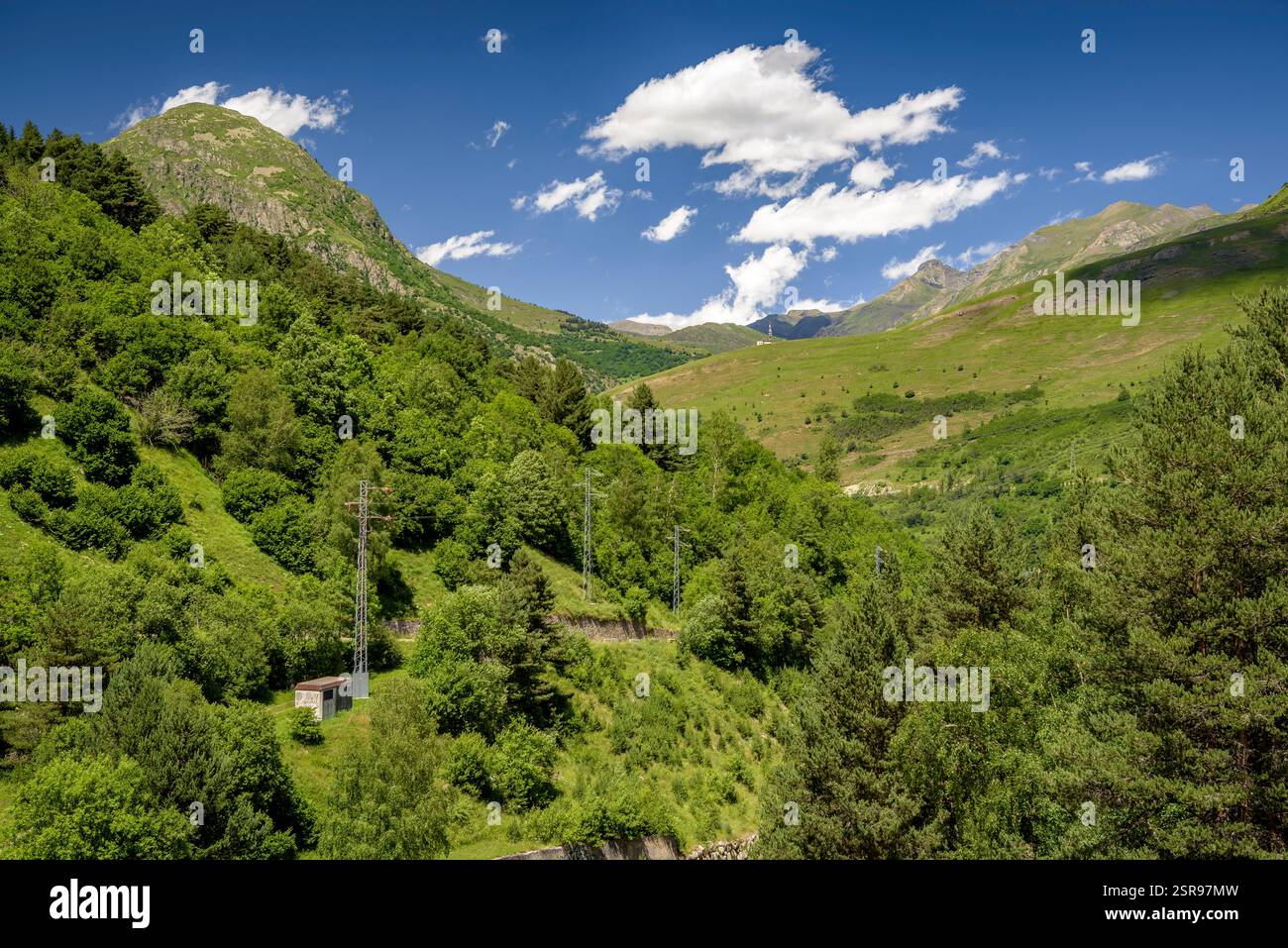 Blick von der Barratge d'Aiguamòg im Aiguamòg-Tal. Im Hintergrund der ...