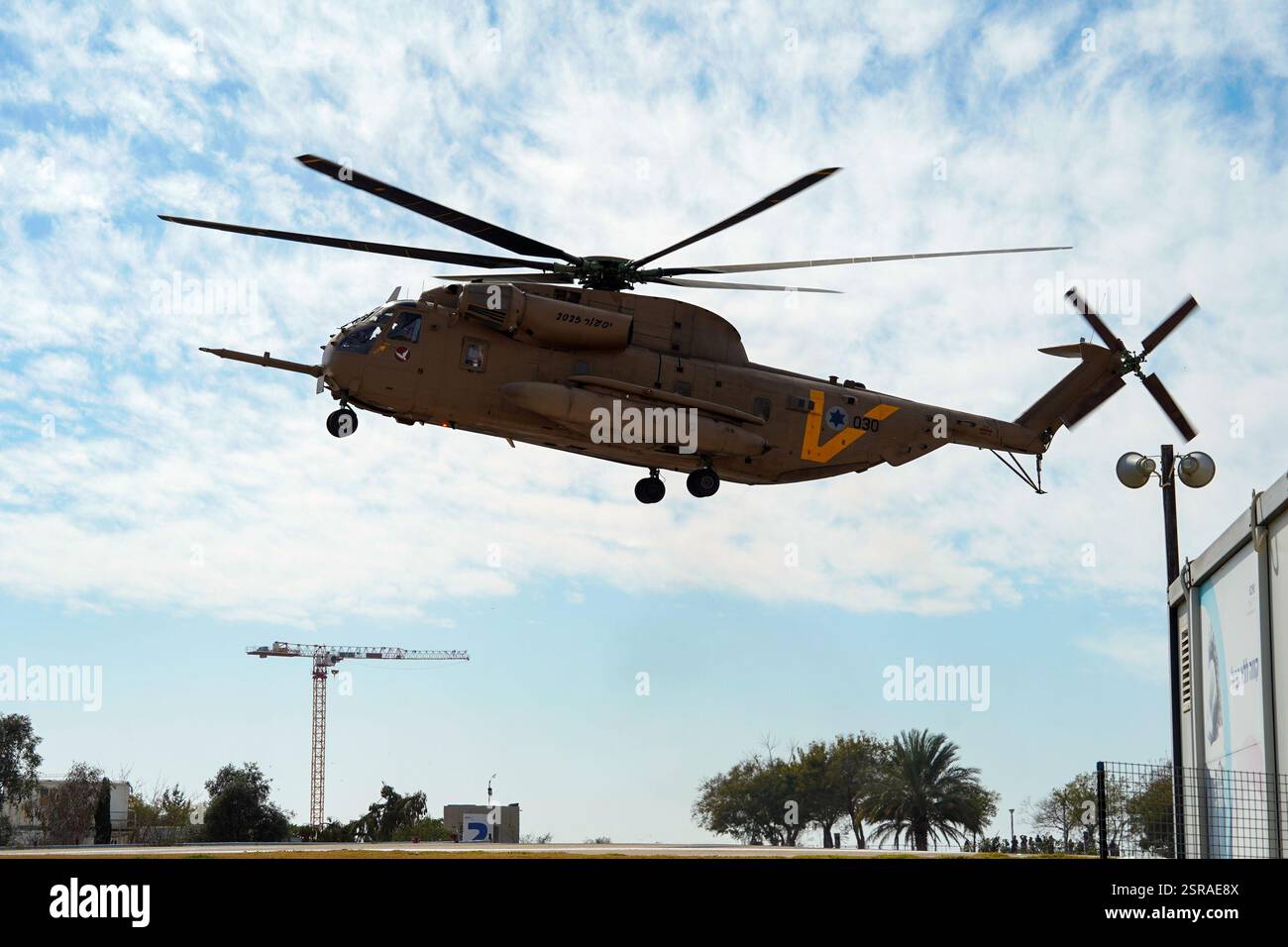 IDF-Helikopter mit 2 freigelassenen Geiseln landet im Sheba Krankenhaus. Die israelischen ...