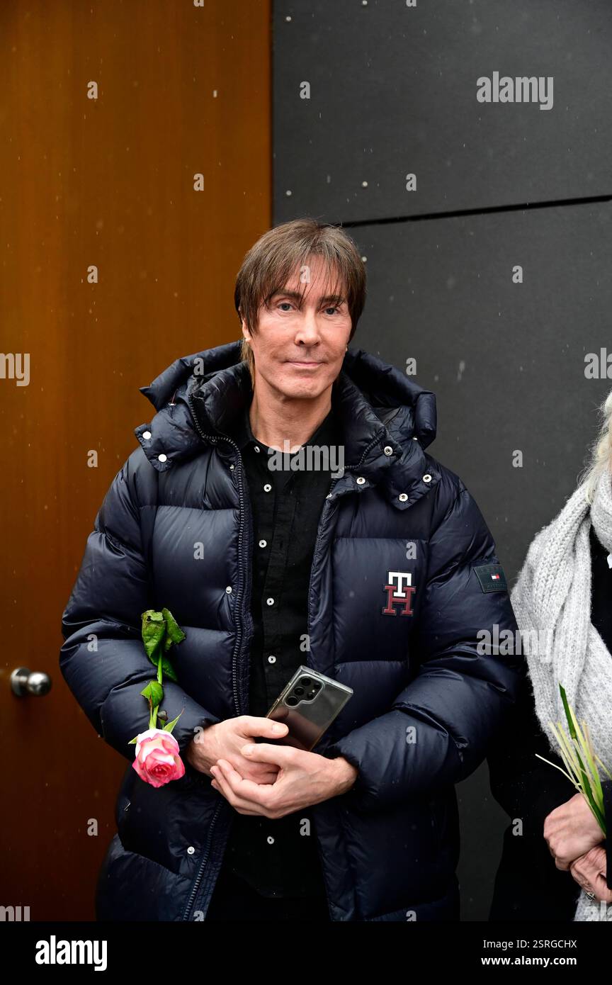 Rainer Genss bei der Trauerfeier und Urnenbeisetzung für Christel ...