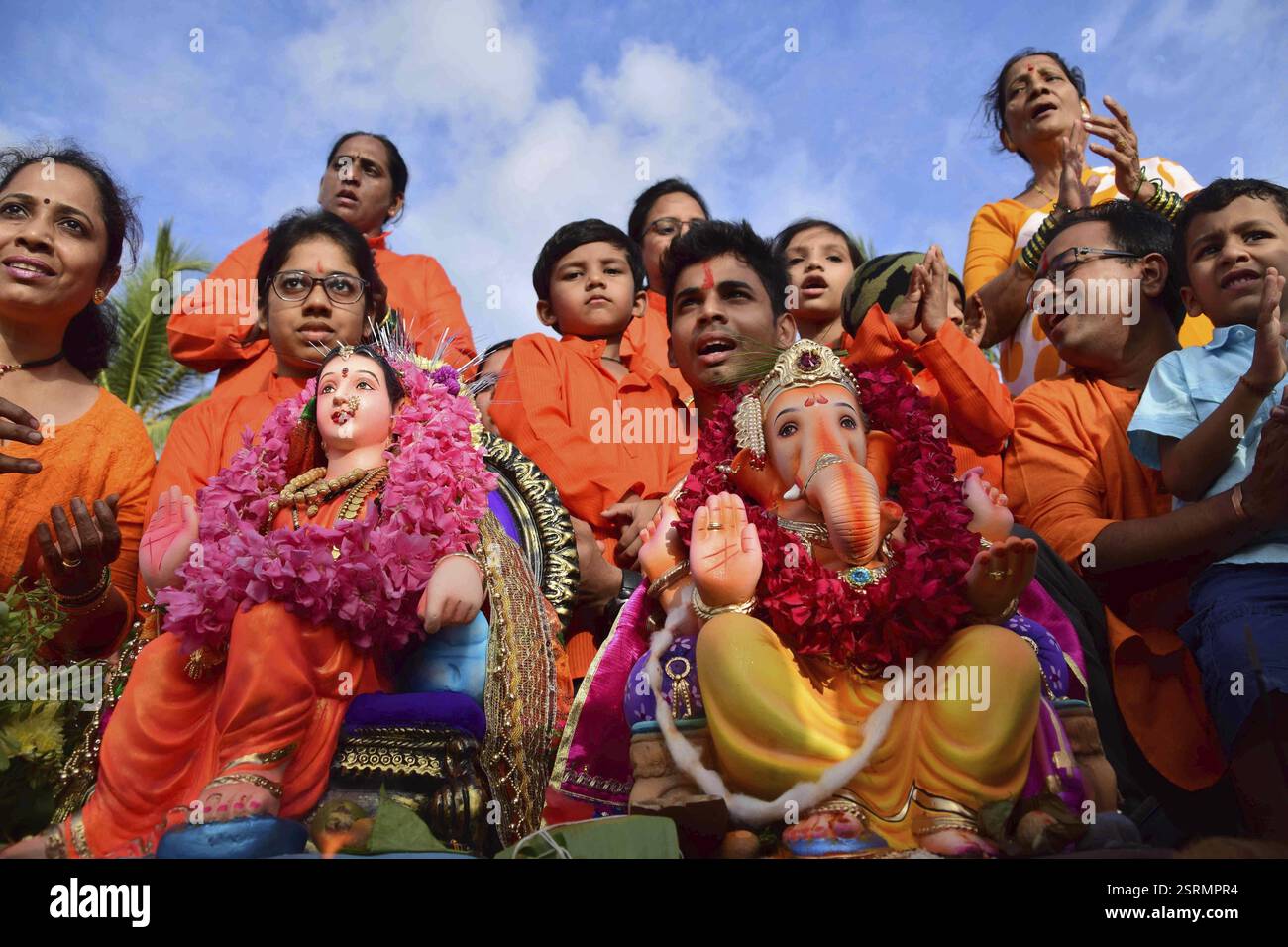 Anhänger tragen eine Ton-Idol der elefantenköpfige Hindugott Ganesha ...