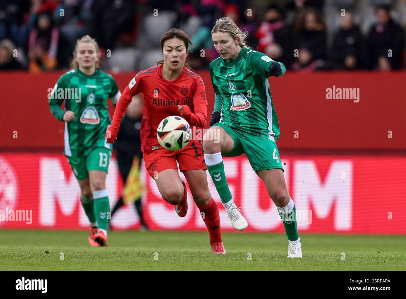 v.li.: Momoko Tanikawa (FC Bayern München, 18) und Kaylie Ronan (SV ...