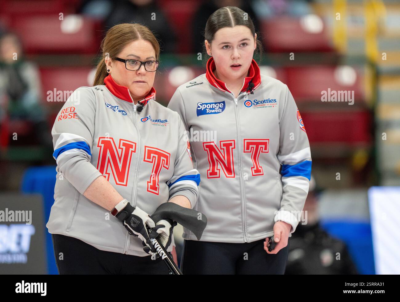 Thunder Bay, Kanada. Februar 2025. Kerry Galusha und ihre Tochter, die ...