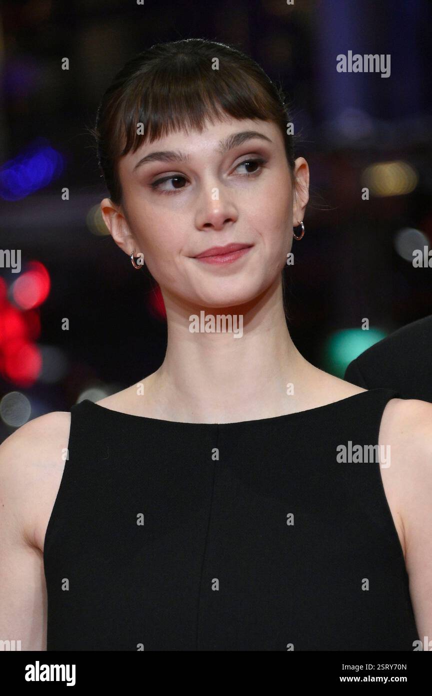 Clara Pacini bei der Premiere des Kinofilms 'La Tour de Glace / der ...