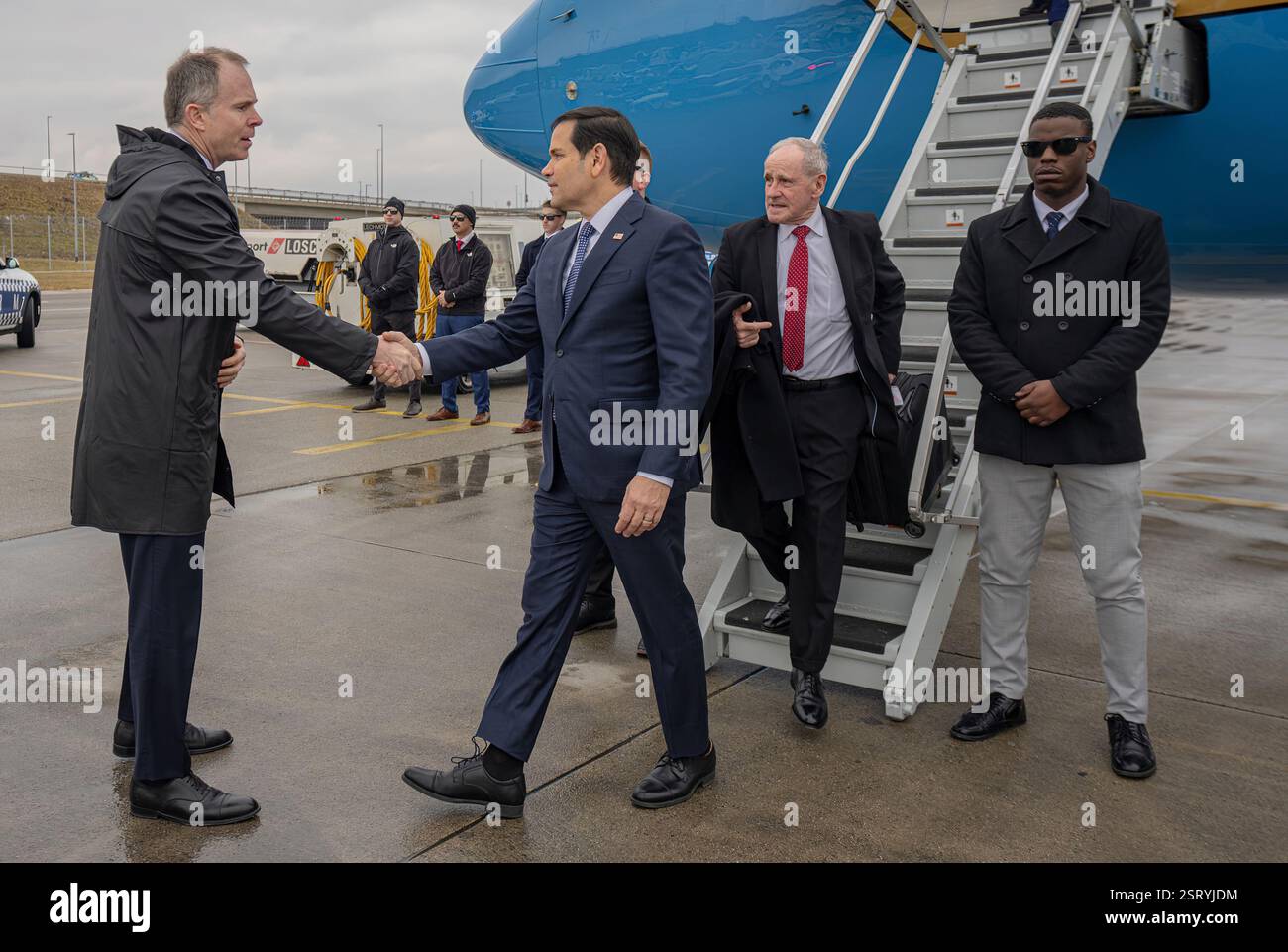 Der stellvertretende Missionschef Stephen Anderson begrüßt ihn am 14 ...