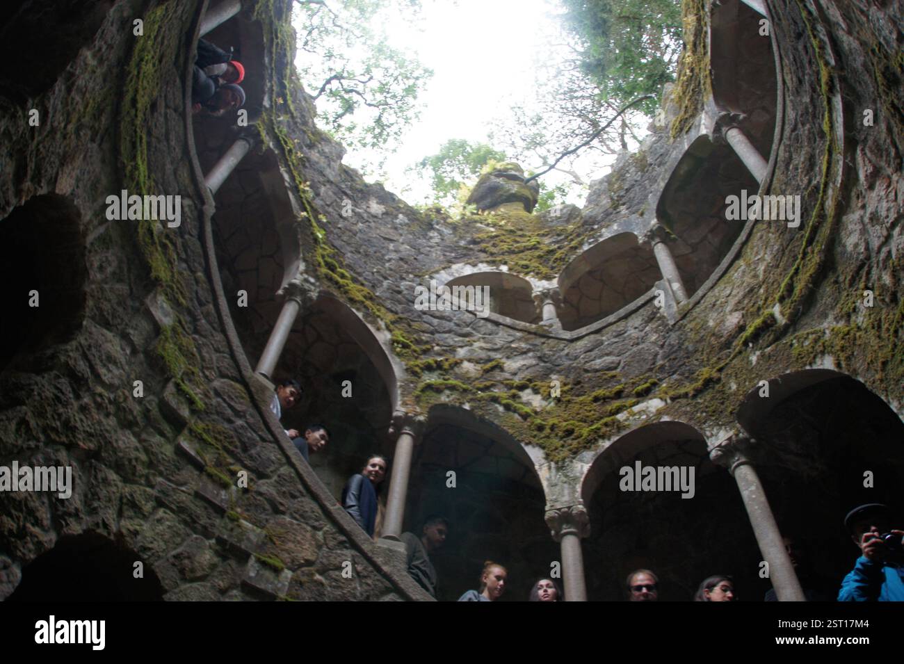 Die Initiation Nun, Sintra, Portugal. Eine faszinierende Wendeltreppe in Stein gehauen, die tief ...