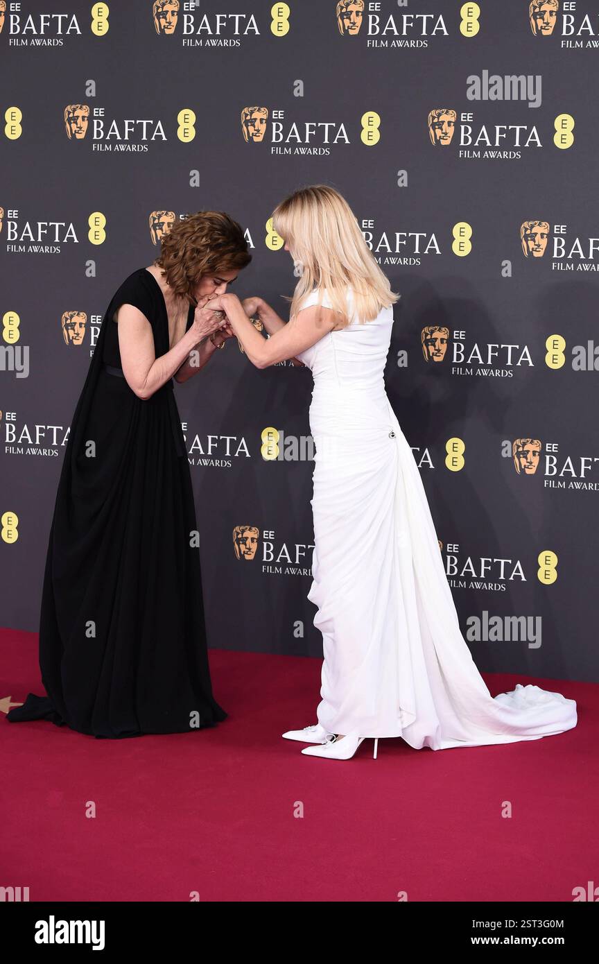 Fernanda Torres und Pamela Anderson bei der Verleihung der BAFTA Film ...