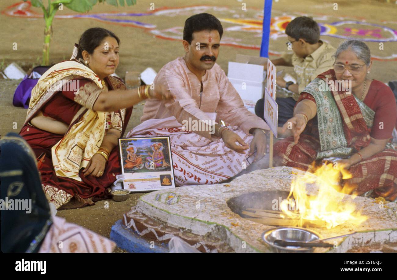 Hinduistisches pooja ritual -Fotos und -Bildmaterial in hoher Auflösung ...