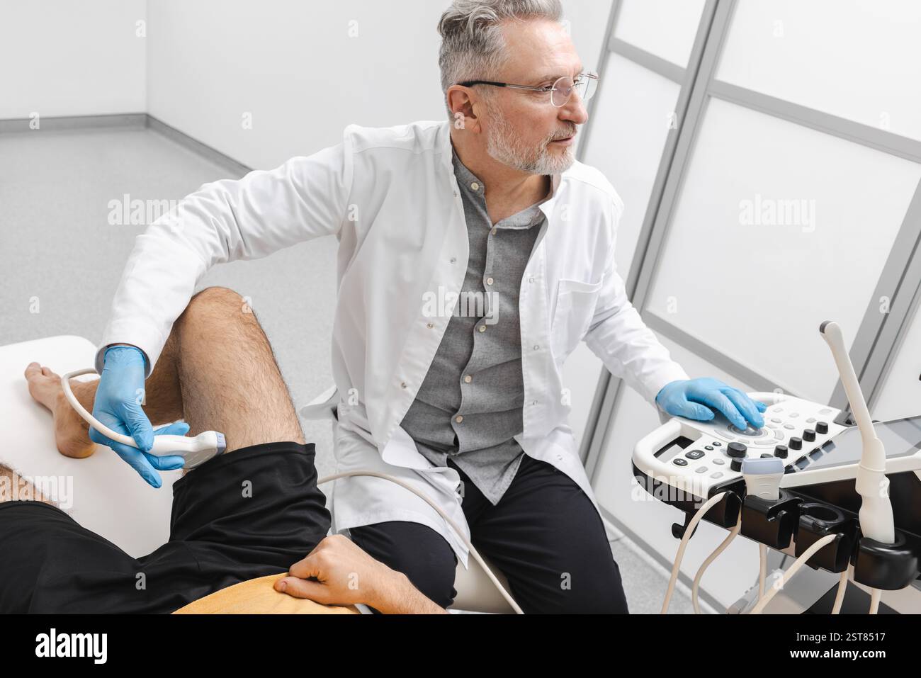 Leistenbruch mann -Fotos und -Bildmaterial in hoher Auflösung – Alamy