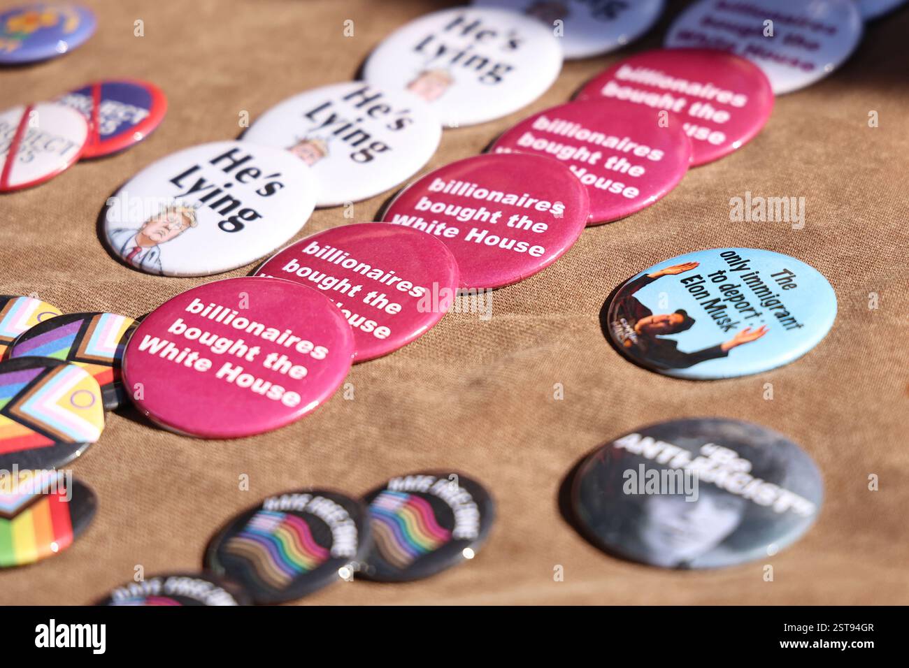 Anti-Trump-Buttons werden auf einem Tisch während der „Not My President ...