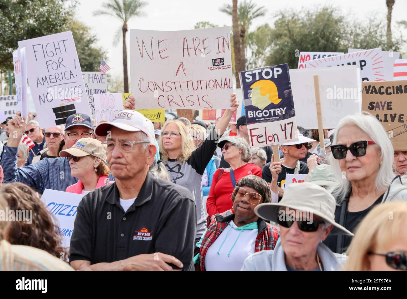 Phoenix, USA. Februar 2025. Hunderte Demonstranten treffen sich am 17 ...