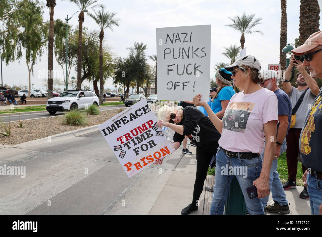 Phoenix, USA. Februar 2025. Hunderte Demonstranten treffen sich am 17 ...