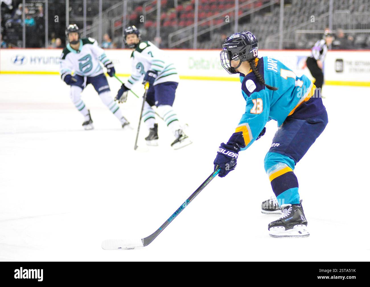 Newark, USA. Februar 2025. Die Sirenen Elle Hartje (13) während des ...