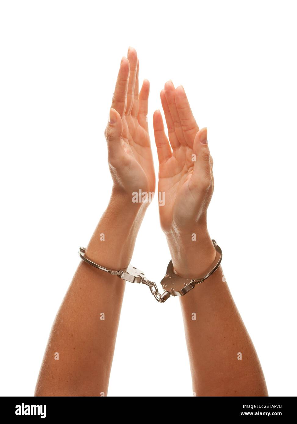 Frau mit Handschellen, die verzweifelt die Hände in Luft hebt, isoliert ...