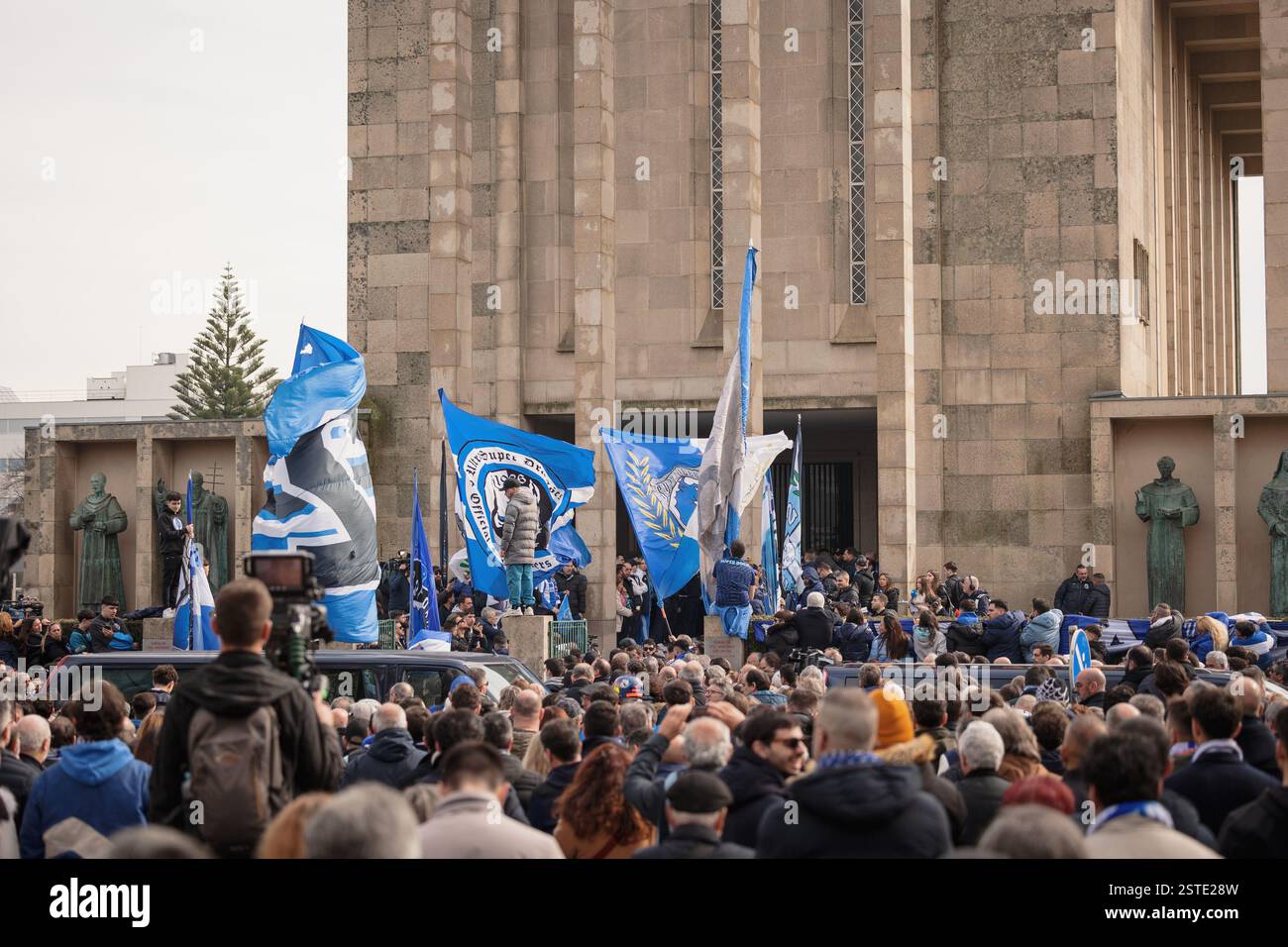 Ein Blick auf das Treffen der FC Porto Fans am Eingang von Igreja de ...