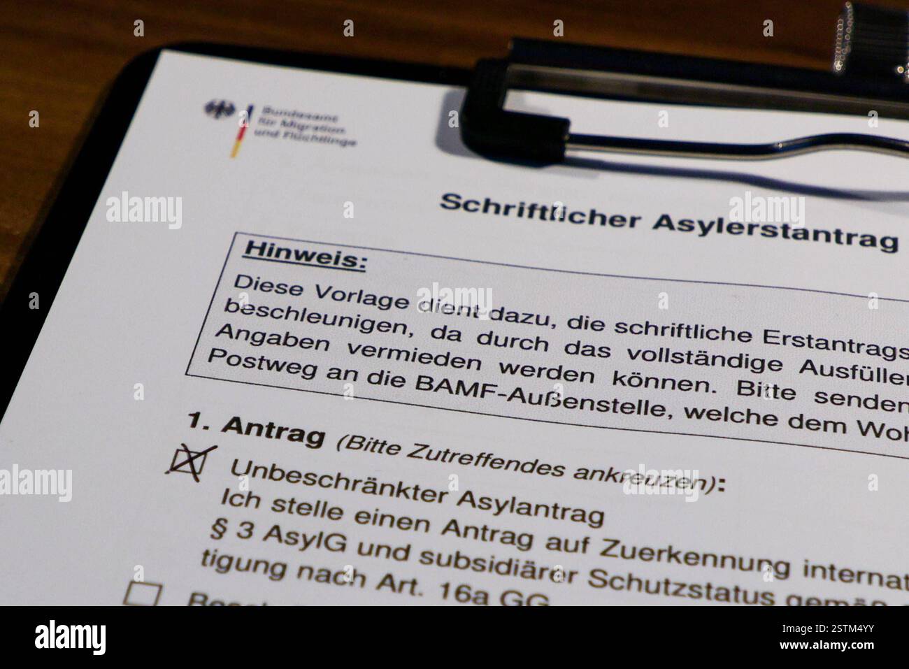 Ein Formular für einen Erstantrag auf Asyl, Asylantrag, Antragsformular ...