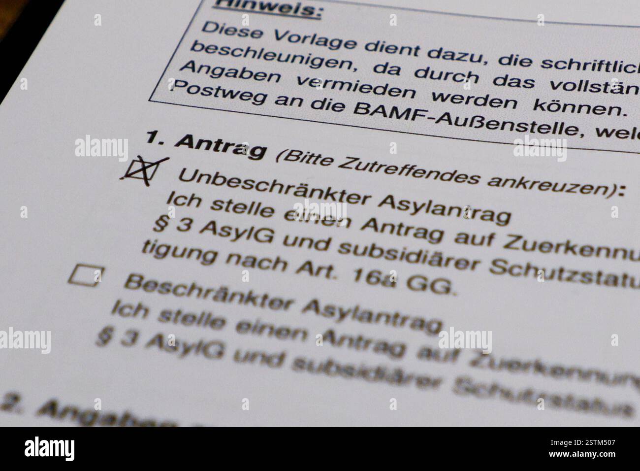 Ein Formular für einen Erstantrag auf Asyl, Asylantrag, Antragsformular ...