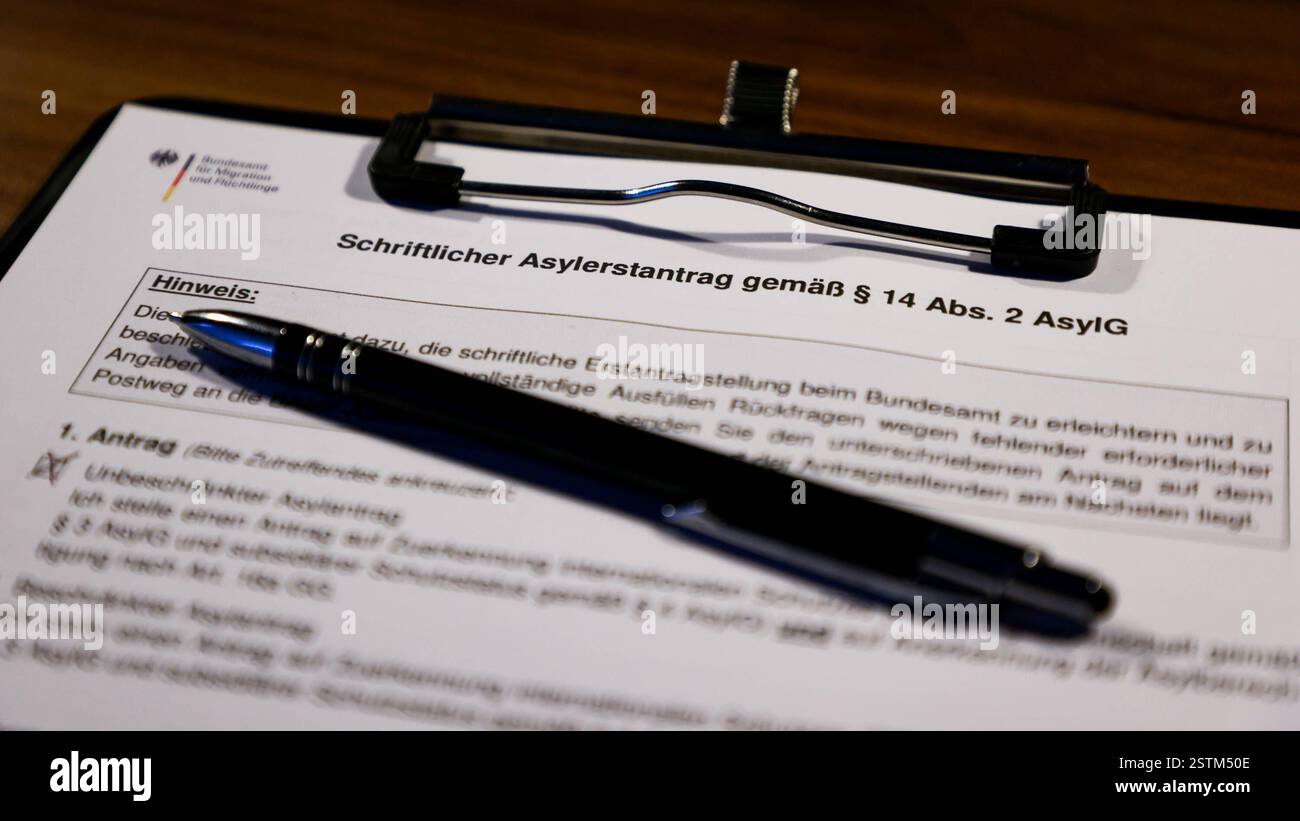 Ein Formular für einen Erstantrag auf Asyl, Asylantrag, Antragsformular ...