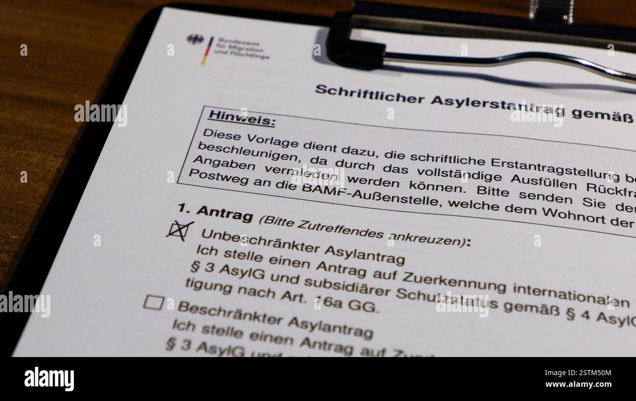 Ein Formular für einen Erstantrag auf Asyl, Asylantrag, Antragsformular ...