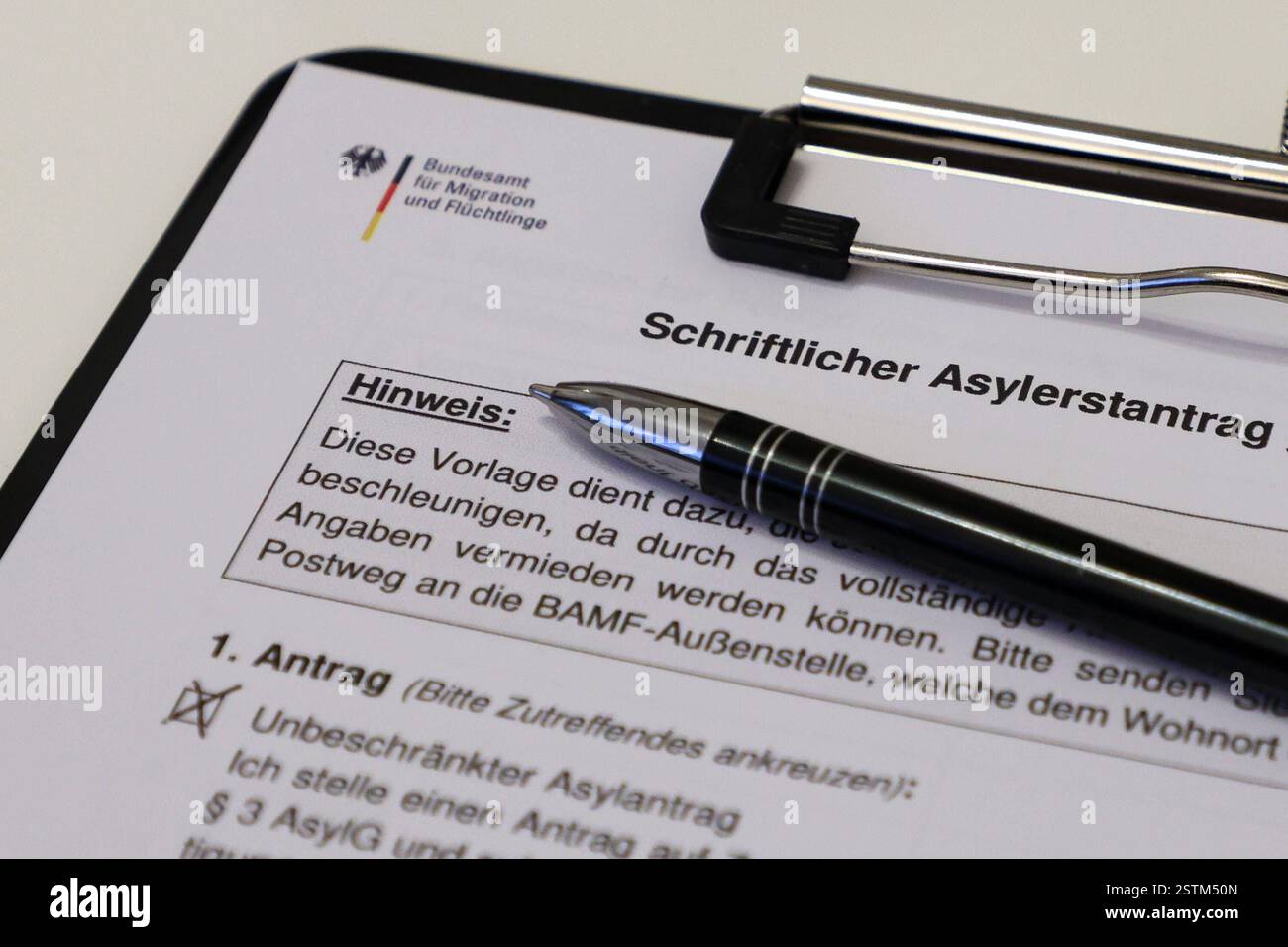 Ein Formular für einen Erstantrag auf Asyl, Asylantrag, Antragsformular ...