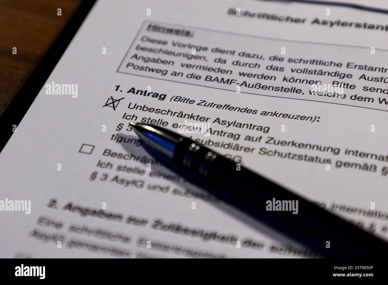Ein Formular für einen Erstantrag auf Asyl, Asylantrag, Antragsformular ...