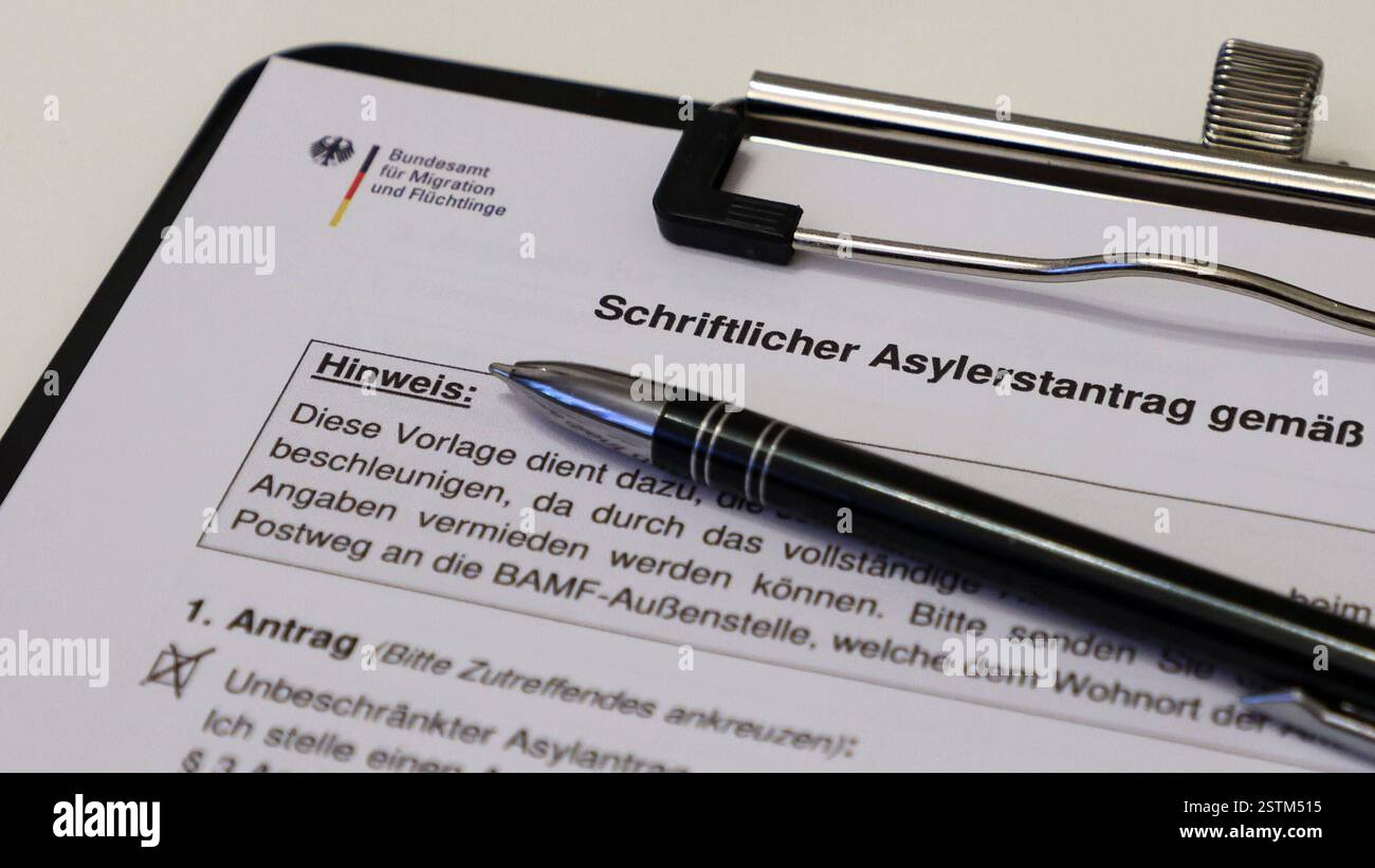 Ein Formular für einen Erstantrag auf Asyl, Asylantrag, Antragsformular ...