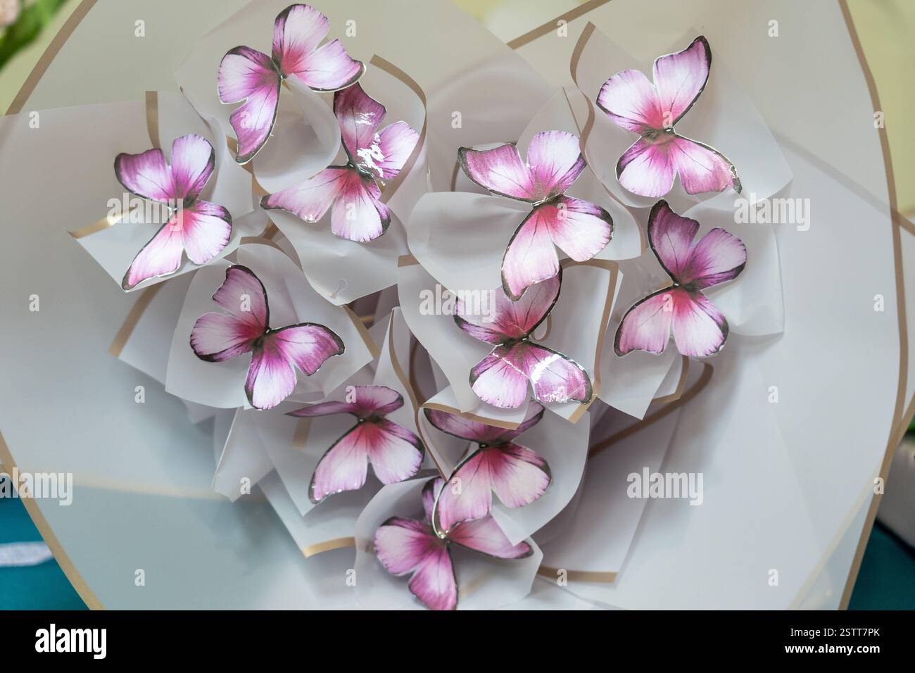 Schmetterlinge elegant arrangiert -Fotos und -Bildmaterial in hoher ...