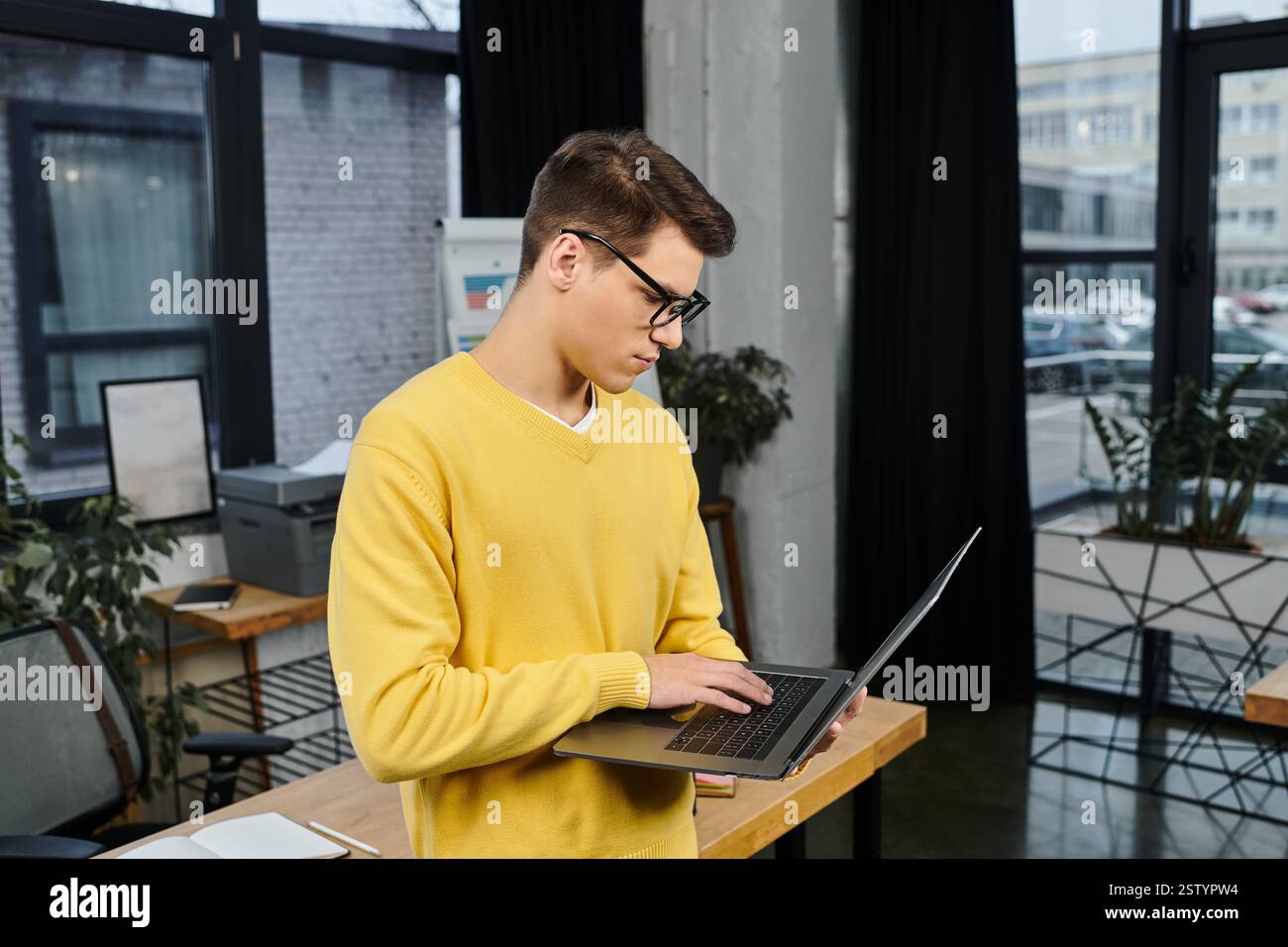 Neue Mitarbeiter engagierten sich mit ihrem Laptop in einem hellen Büro ...