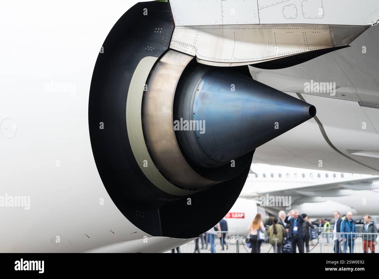 BERLIN - 05. JUNI 2024: Das Triebwerk des Großraumflugzeugs Airbus Corporate Jet der A350 'Kurt ...