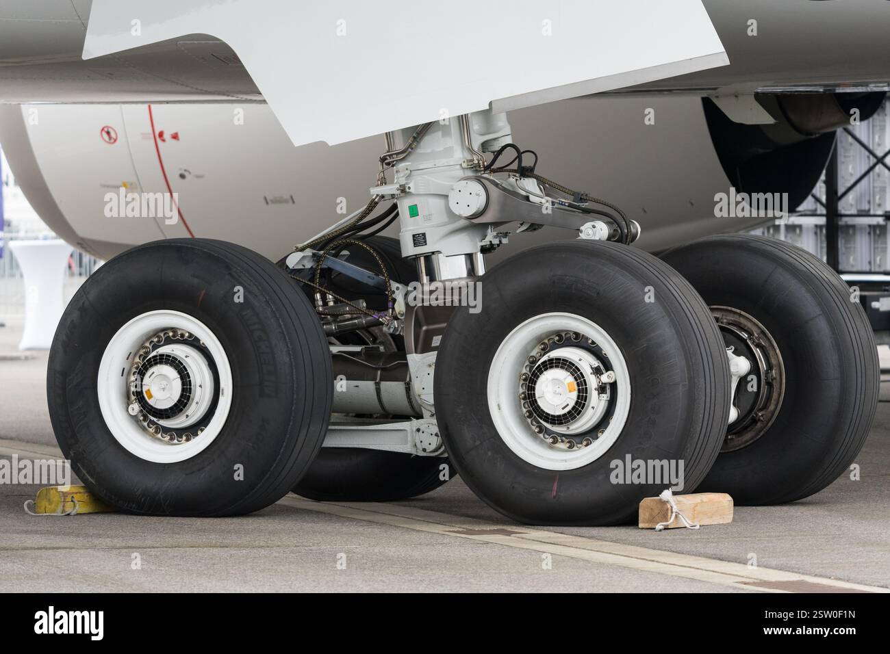 BERLIN - 05. JUNI 2024: Das Chassis des Großraumflugzeugs Airbus Corporate Jet der A350 'Kurt ...