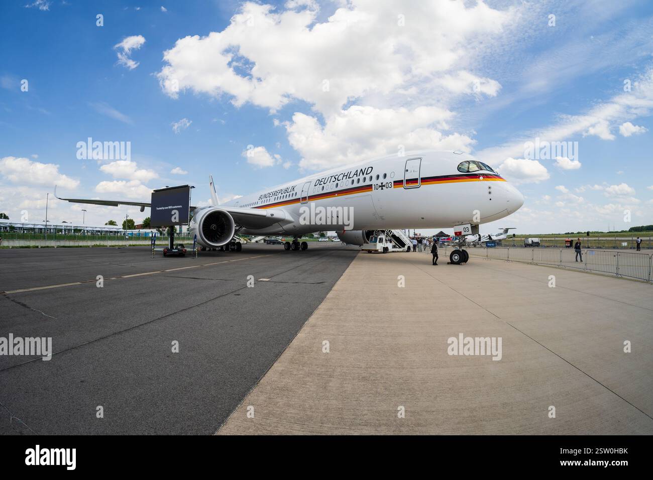 Das Großraumflugzeug Airbus Corporate Jet der A350 Kurt Schumacher ...
