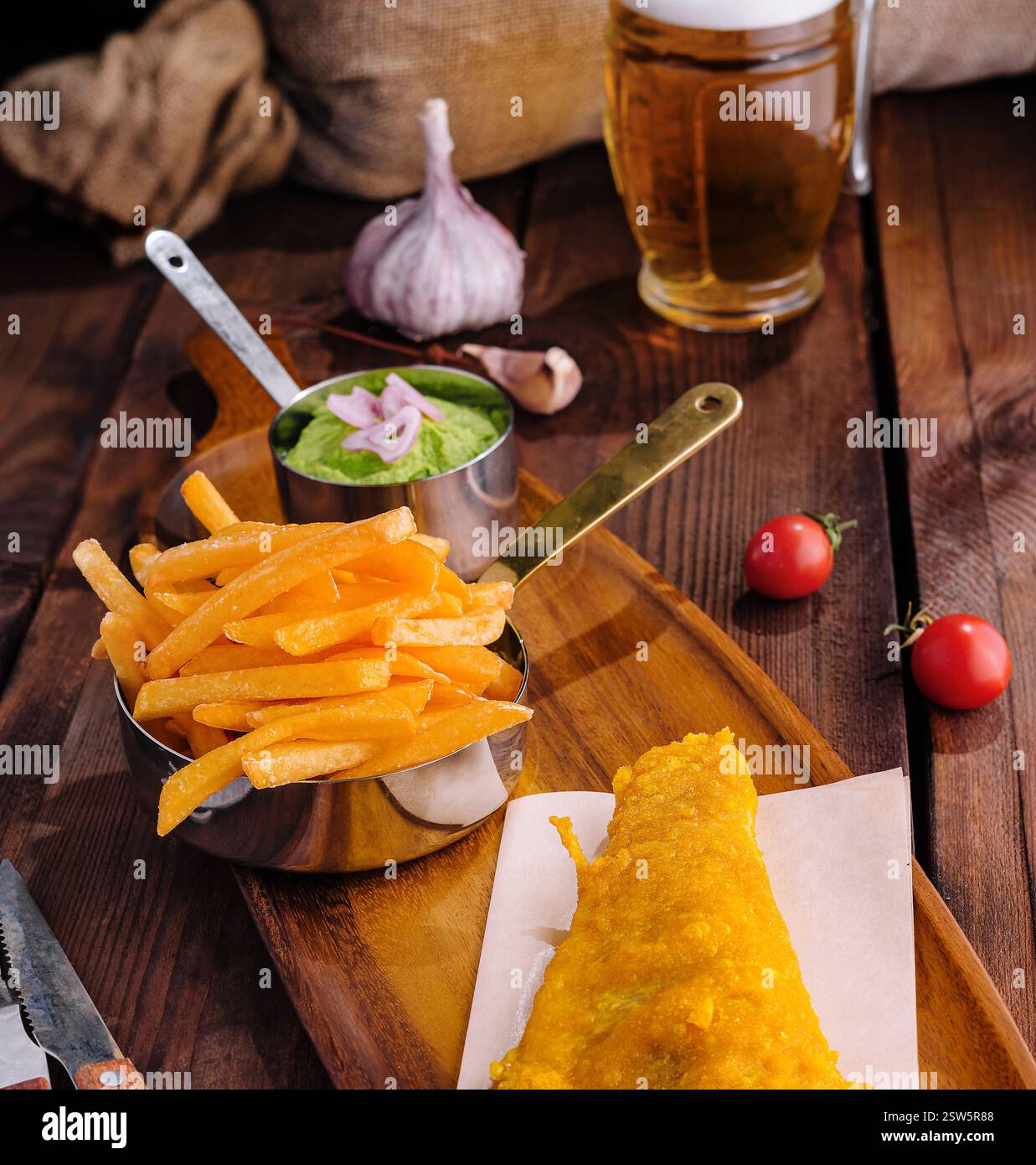 Traditioneller fisch und pommes frites -Fotos und -Bildmaterial in ...